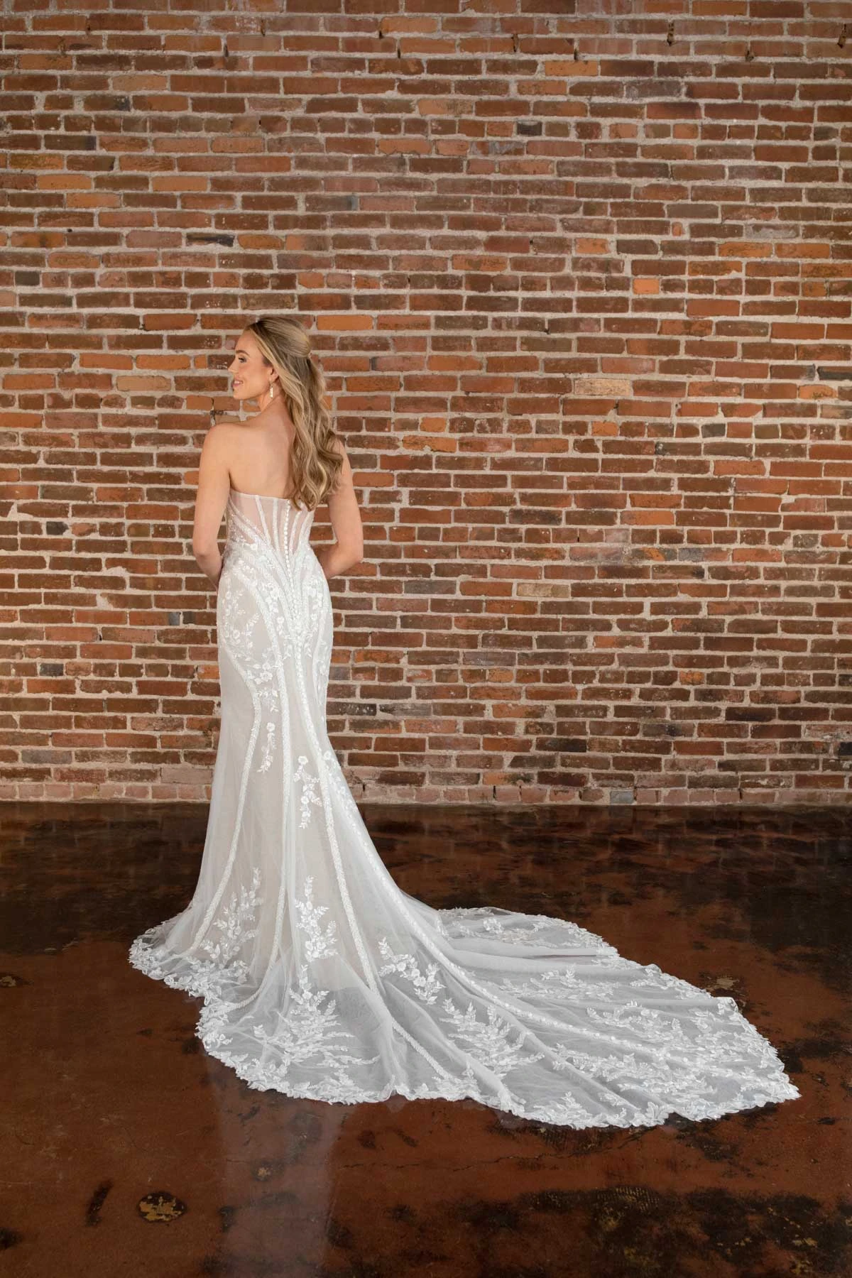 Sexy Strapless Modern Lace Fit and Flare Wedding Dress With Shaped Train Sexy Strapless Modern Lace Fit and Flare Wedding Dress With Shaped Train