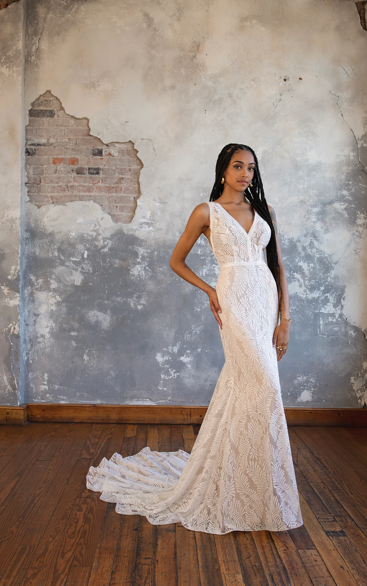 Minimalist Lace Column Wedding Gown with a Chic V-Neckline