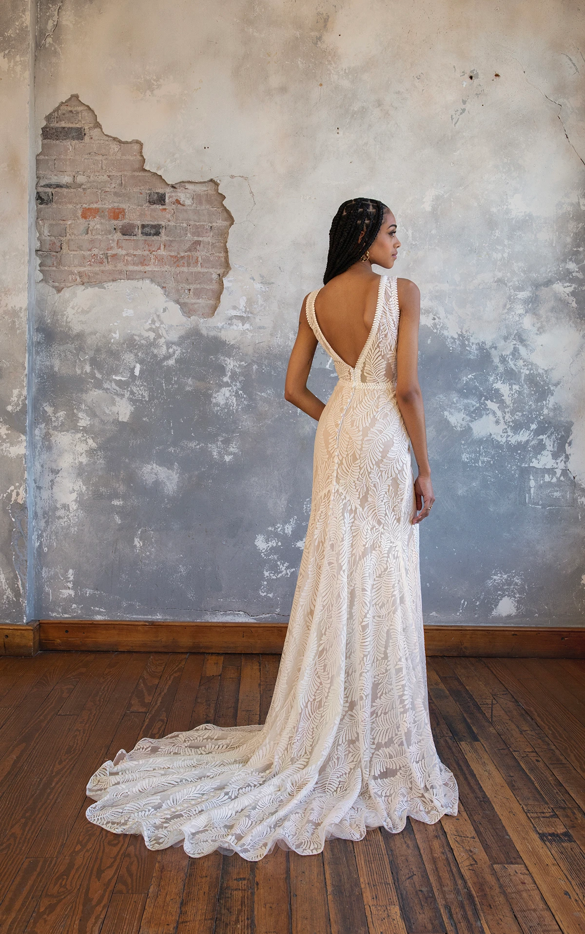 Minimalist Lace Column Wedding Gown with a Chic V-Neckline